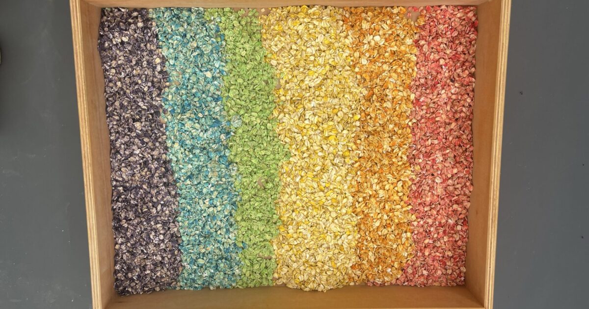 DIY: gekleurde havermout maken voor sensory play / sensorisch spel ...